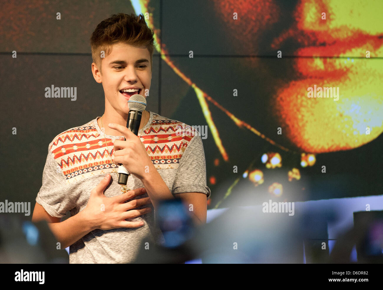 Justin Bieber sings during an acoustic concert in Frankfurt Main ...