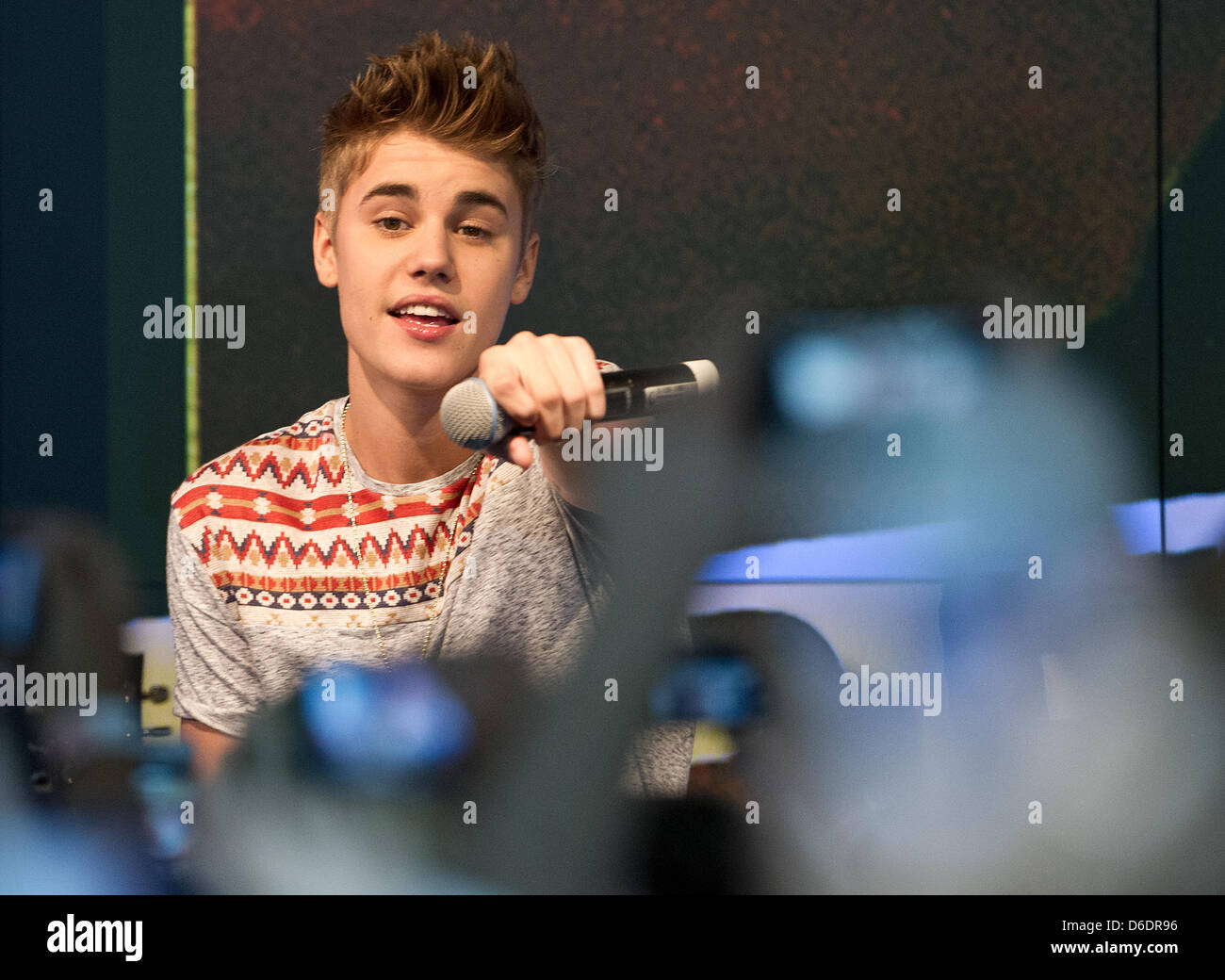 Justin bieber sings during acoustic hi-res stock photography and images ...
