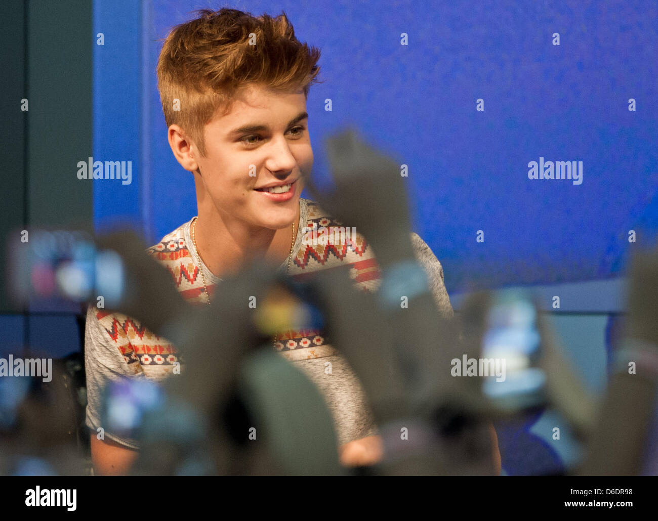 Justin bieber sings during acoustic hi-res stock photography and images ...
