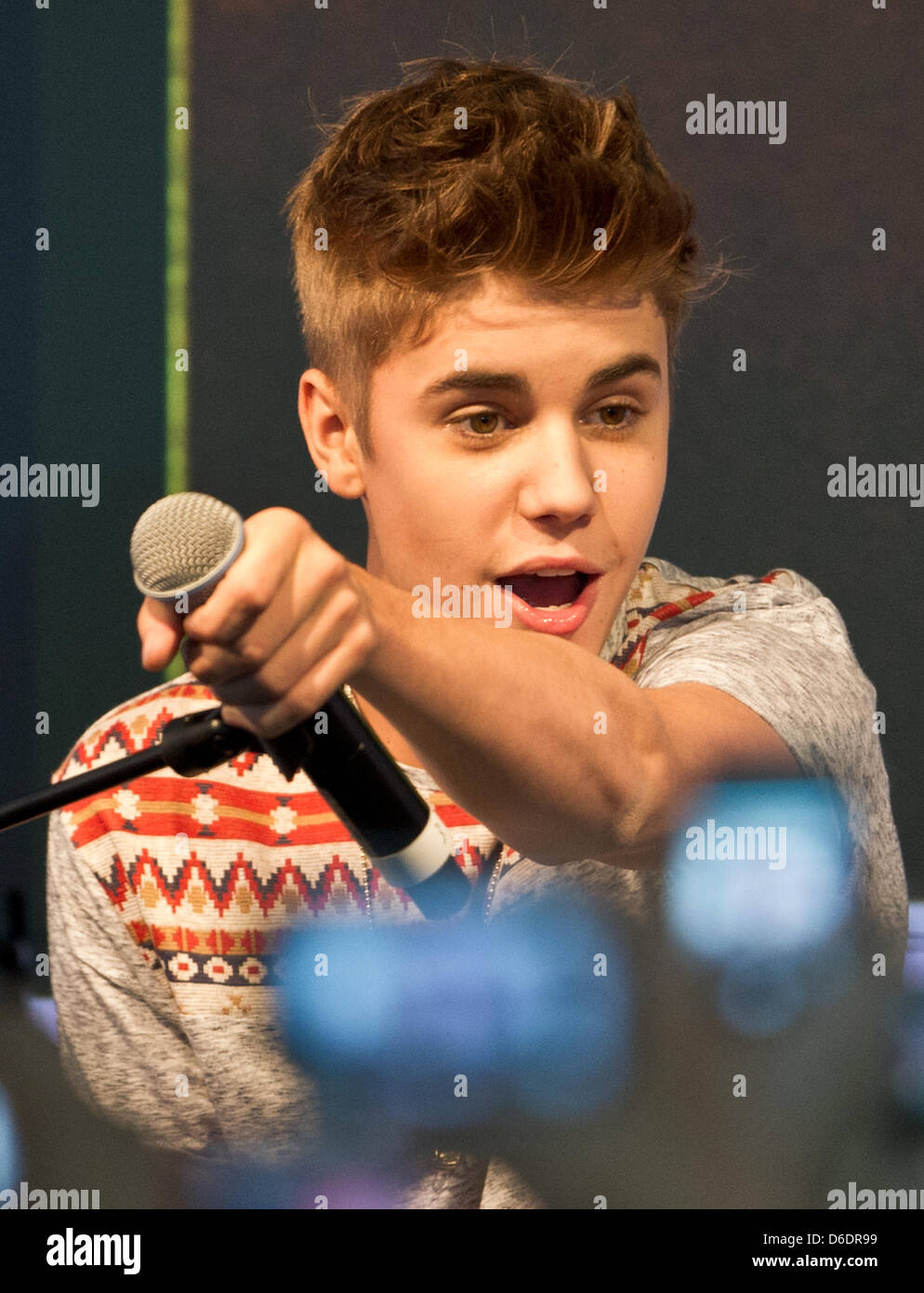 Justin bieber sings during acoustic hi-res stock photography and images ...
