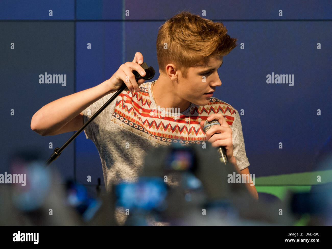 Justin bieber sings during acoustic hi-res stock photography and images ...