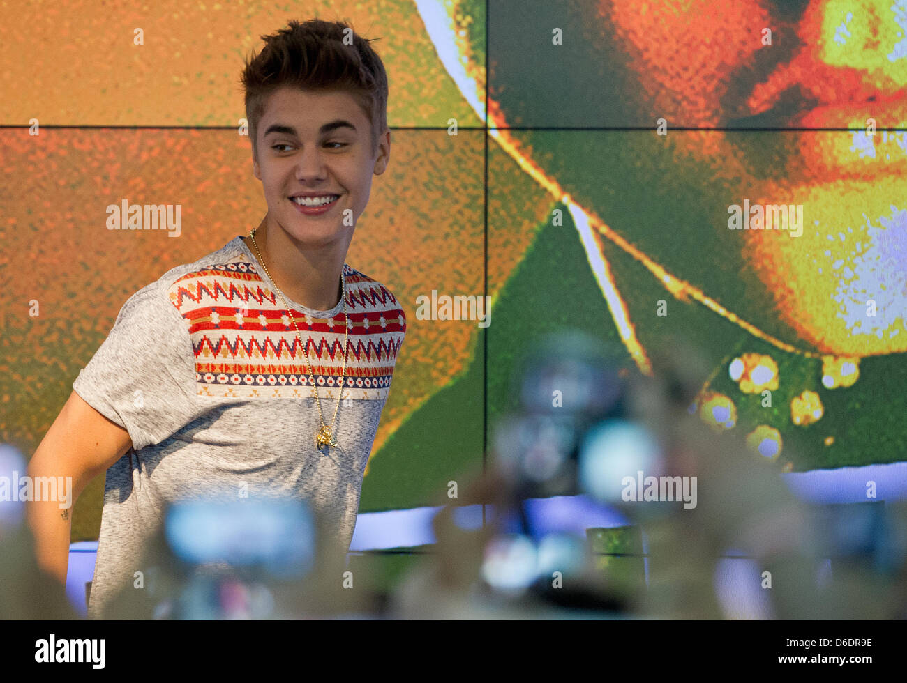 Justin Bieber sings during an acoustic concert in Frankfurt Main ...