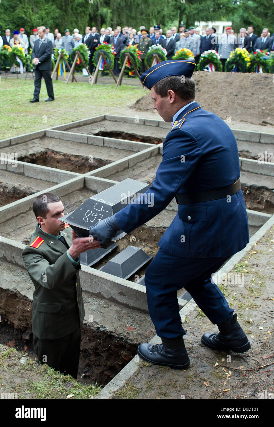 German and Russian soldiers bury the remains of 56 Soviet soldiers who ...