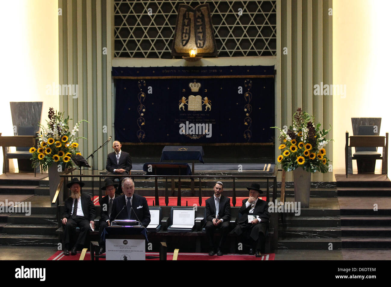 President of the Wolrd Jewish Council, Ronald Lauder (FRONT), speaks ...