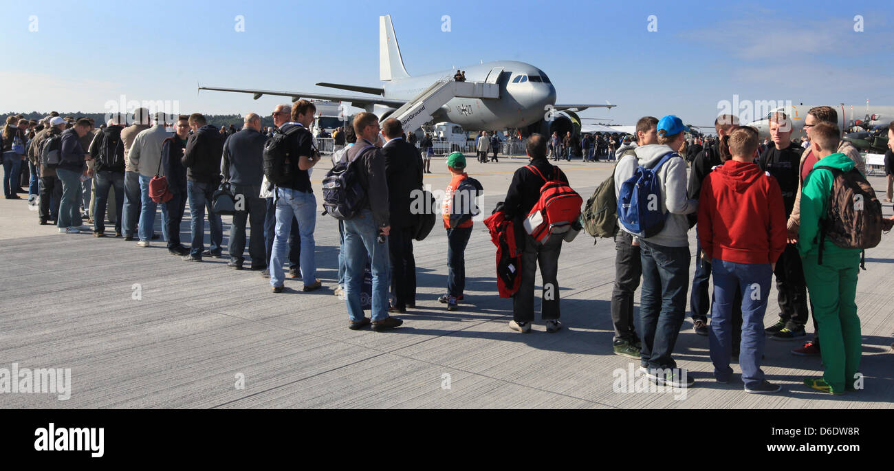 People stand in long lines to enter an Airbus of the German airforce on ...
