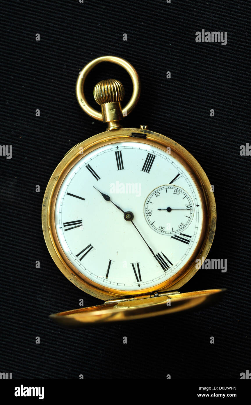 An antique gold pocket watch Stock Photo - Alamy