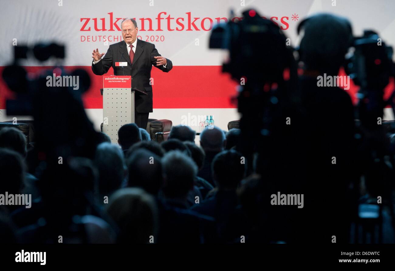 SPD member of parliament Peer Steinbrueck (L) give a speech at the the ...