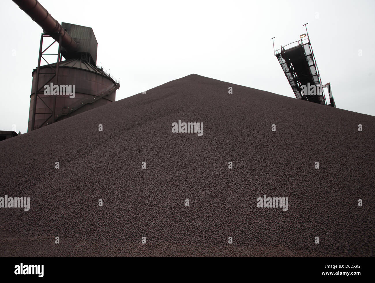 Iron ore pellets hi-res stock photography and images - Alamy