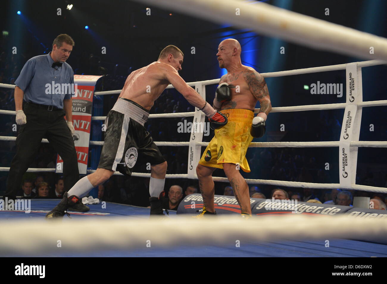 Spanish cruiserweight boxer David Quinonero (R) fights with Polish ...