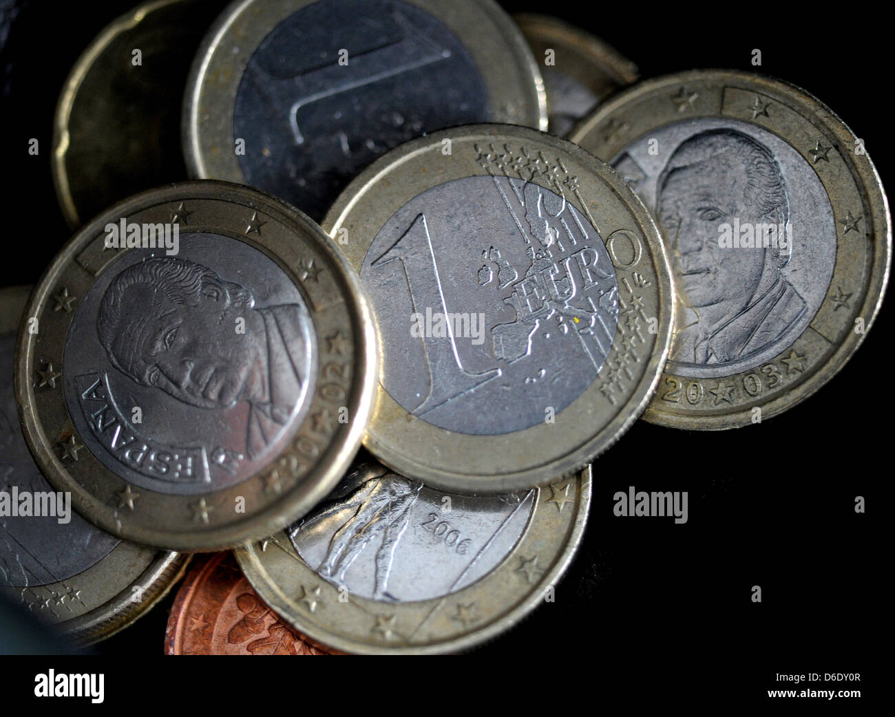 Euro coin sit in a wallet in Duesseldorf, Germany, 10 September 2012 ...