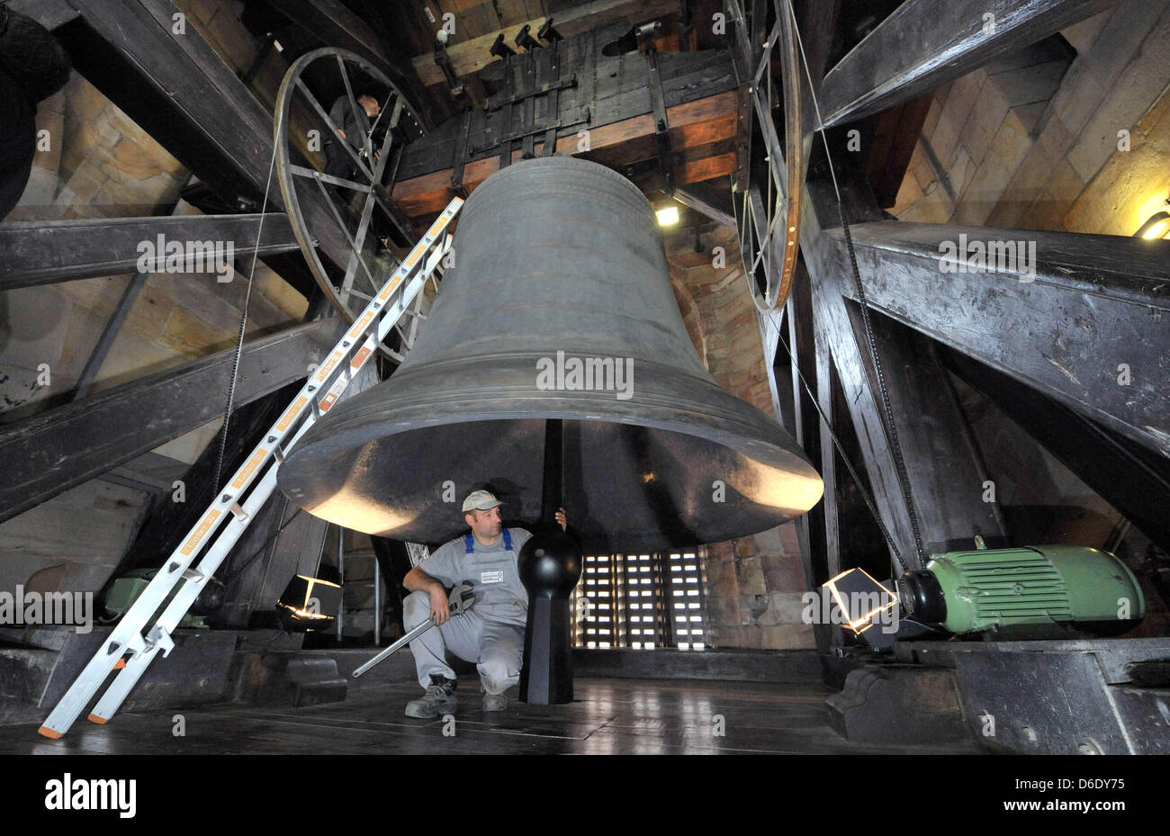 The church bell 'Gloriosa' undergoes maintenance at Mariendom in Erfurt ...
