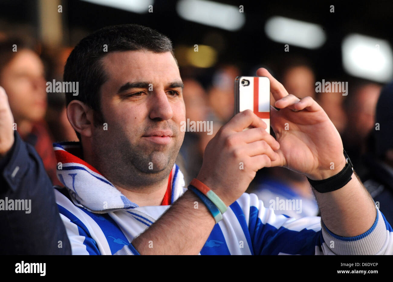 Fans mobile phones hi-res stock photography and images - Alamy