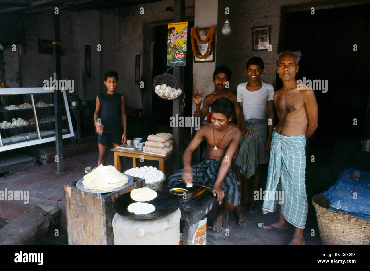 Kolkata bengal India Man Making Chapatis Stock Photo - Alamy