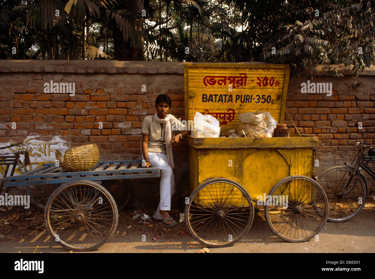 Kolkata (Calcutta) India Man Sitting By Cart Stock Photo - Alamy