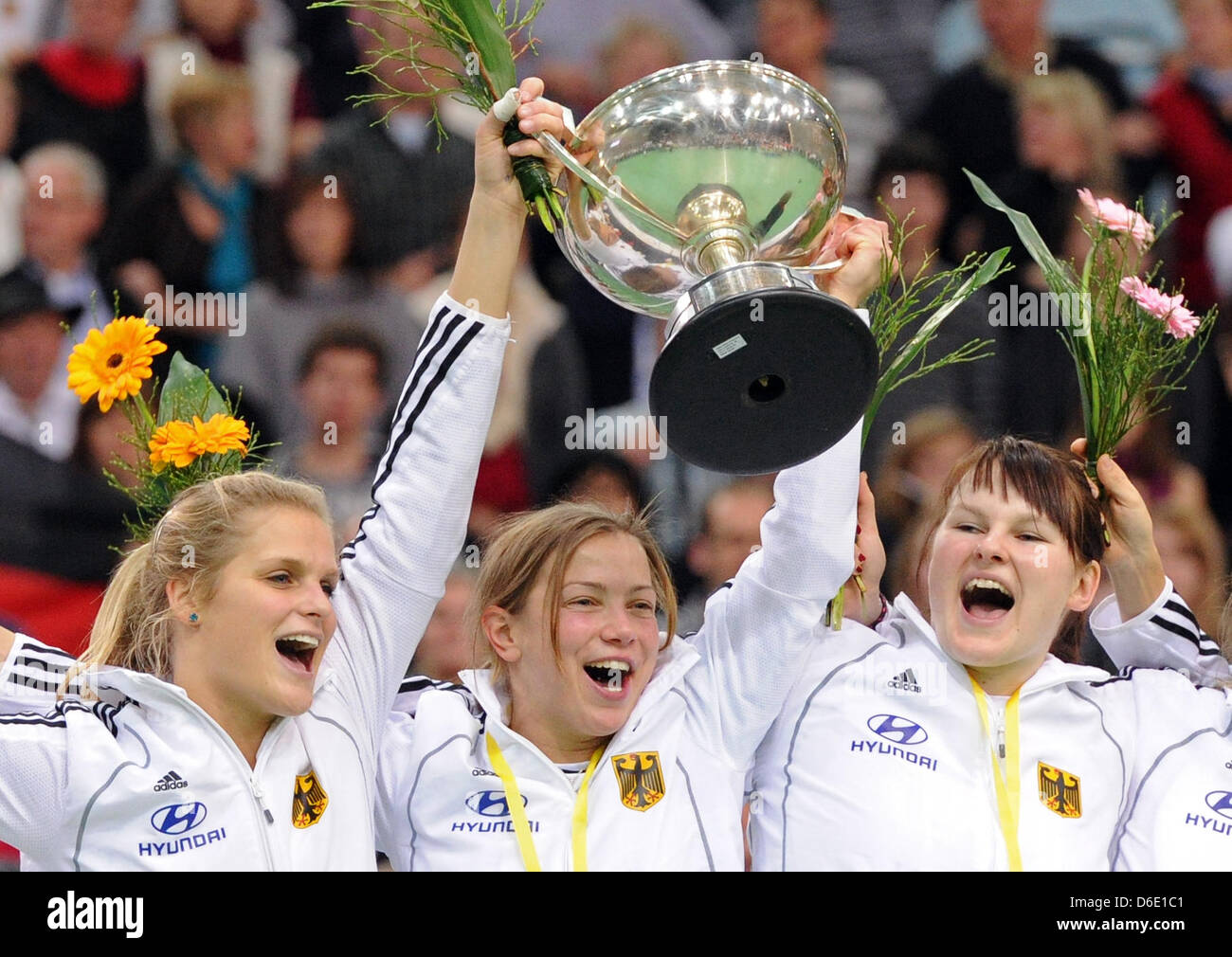 Germany's Eva Frank (L-R), Viktoria Wiedermann and Karoline Amm ...