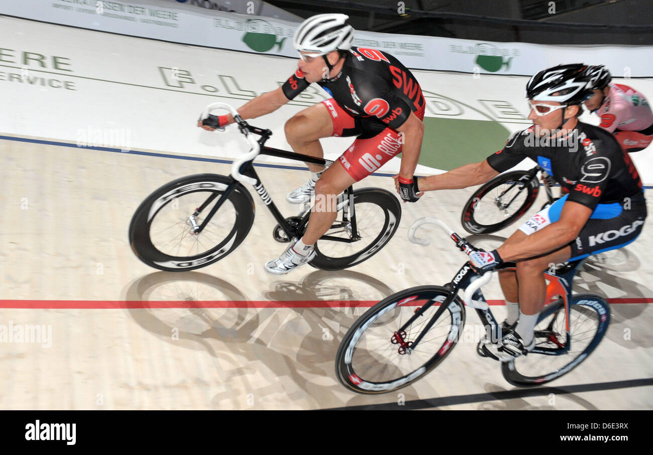 German cyclist Robert Bartko (L) switches with his Dutch teammate Peter Schep during the 48th ...