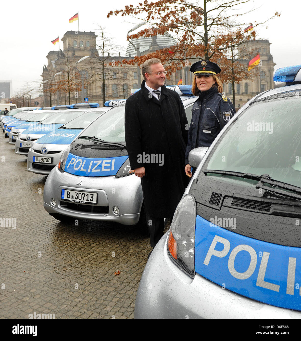 Berlin's Senator for the Interior Frank Henkel (CDU) and Police Vice ...