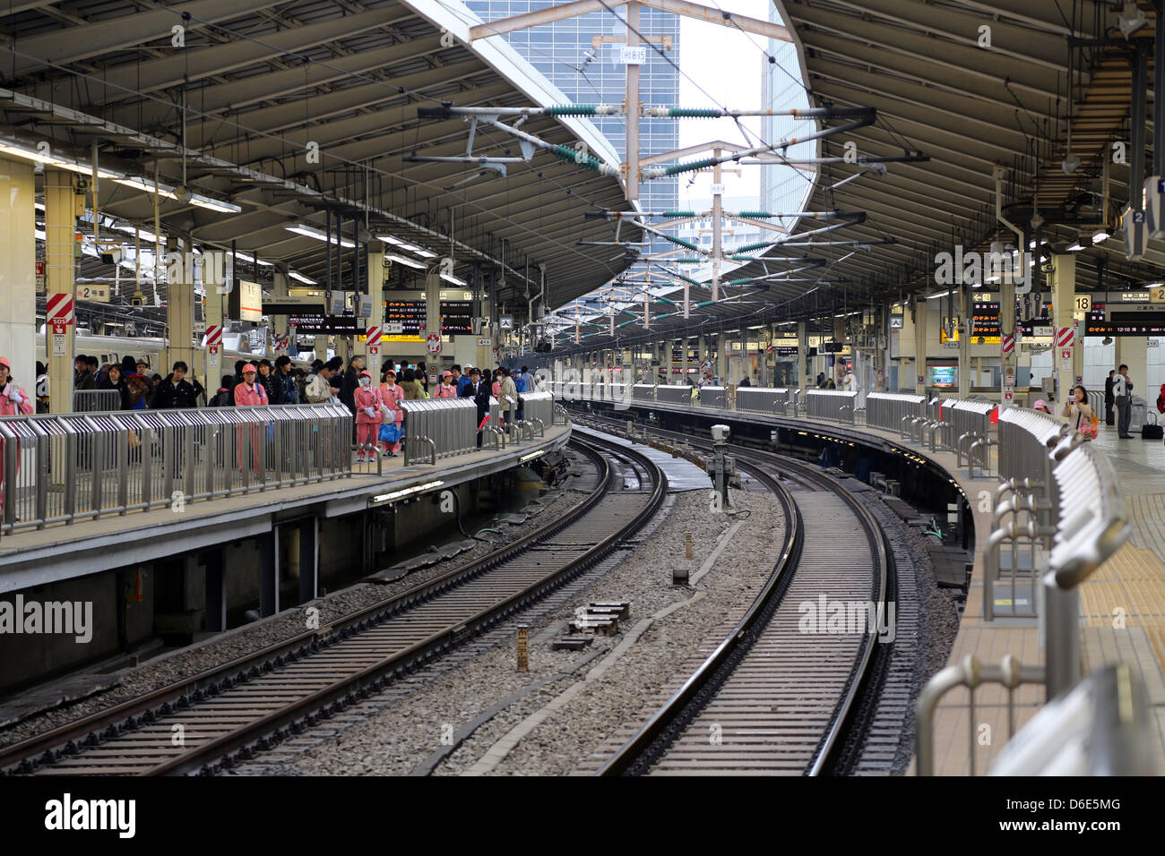 Train tracks in Tokyo Railway Station, Tokyo, Japan Stock Photo - Alamy