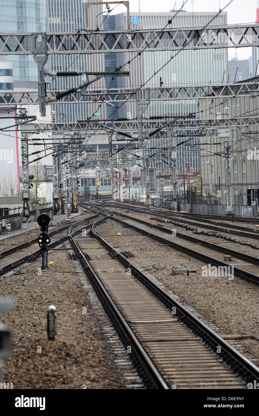 Train tracks in Tokyo Railway Station, Tokyo, Japan Stock Photo - Alamy