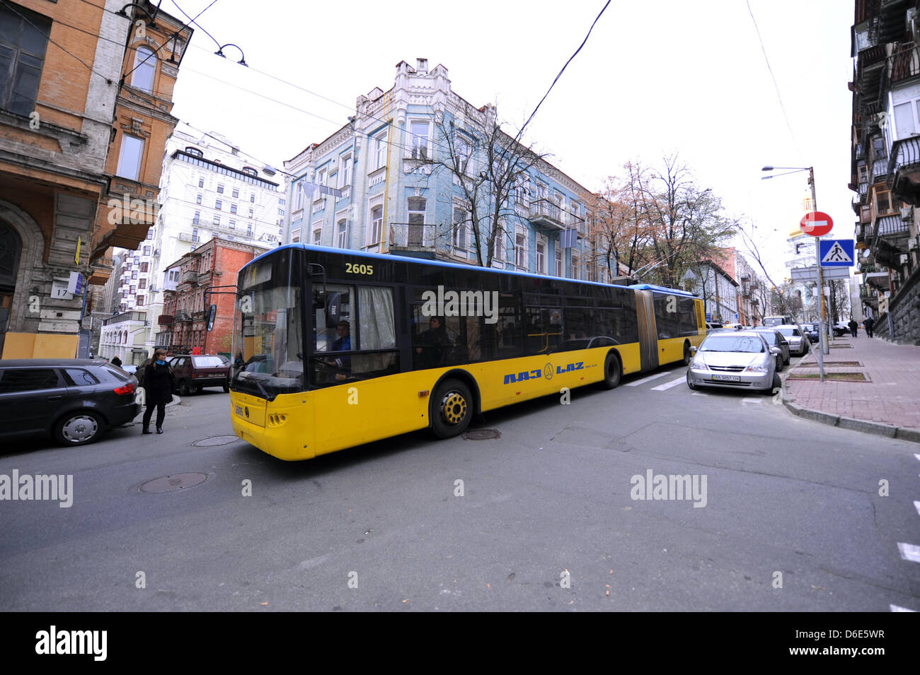 A trolley bus drives through busy traffic in the city centre of Kiev ...