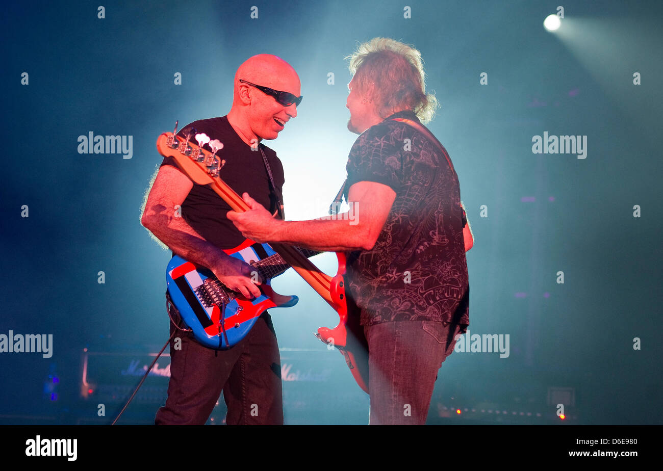 The members of the US-band Chickenfoot Joe Satriani (L) and Sammy Hagar ...