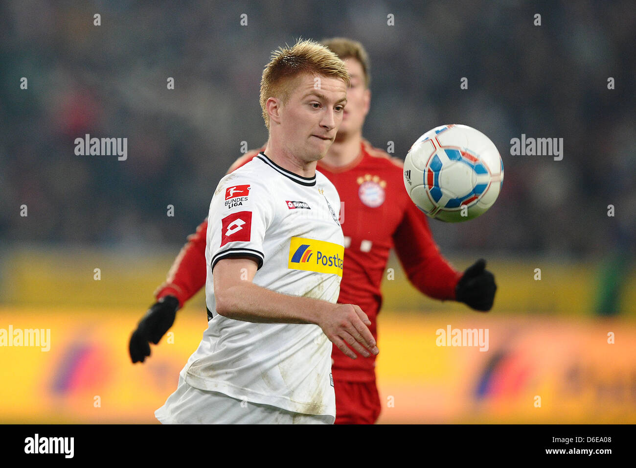 Moenchengladbach's Marco Reus (front) and Munich's Toni Kroos vie for ...