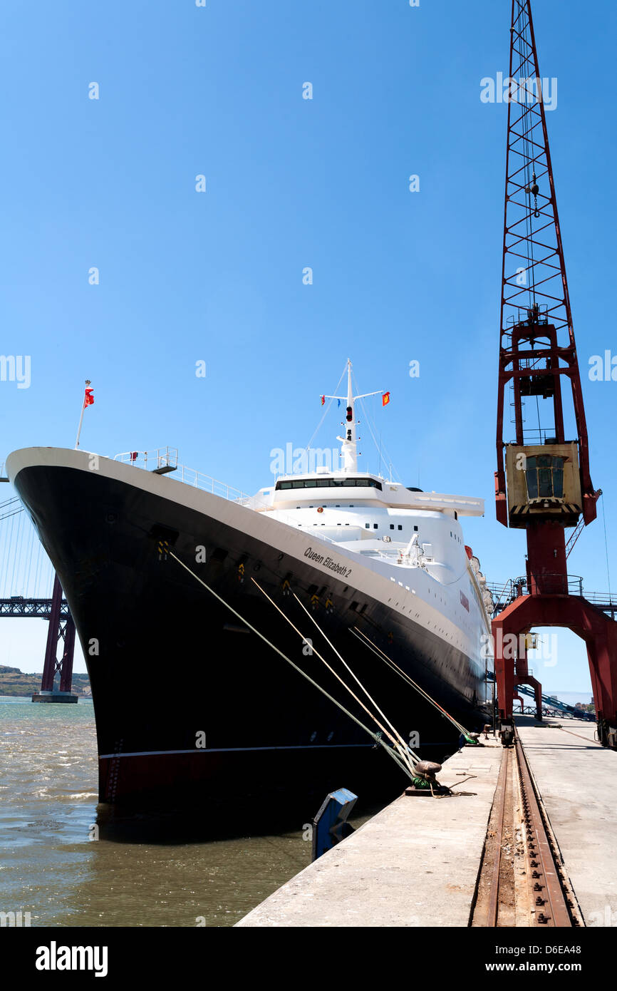 RMS QE2 alongside Lisbon harbour. Portugal Stock Photo - Alamy