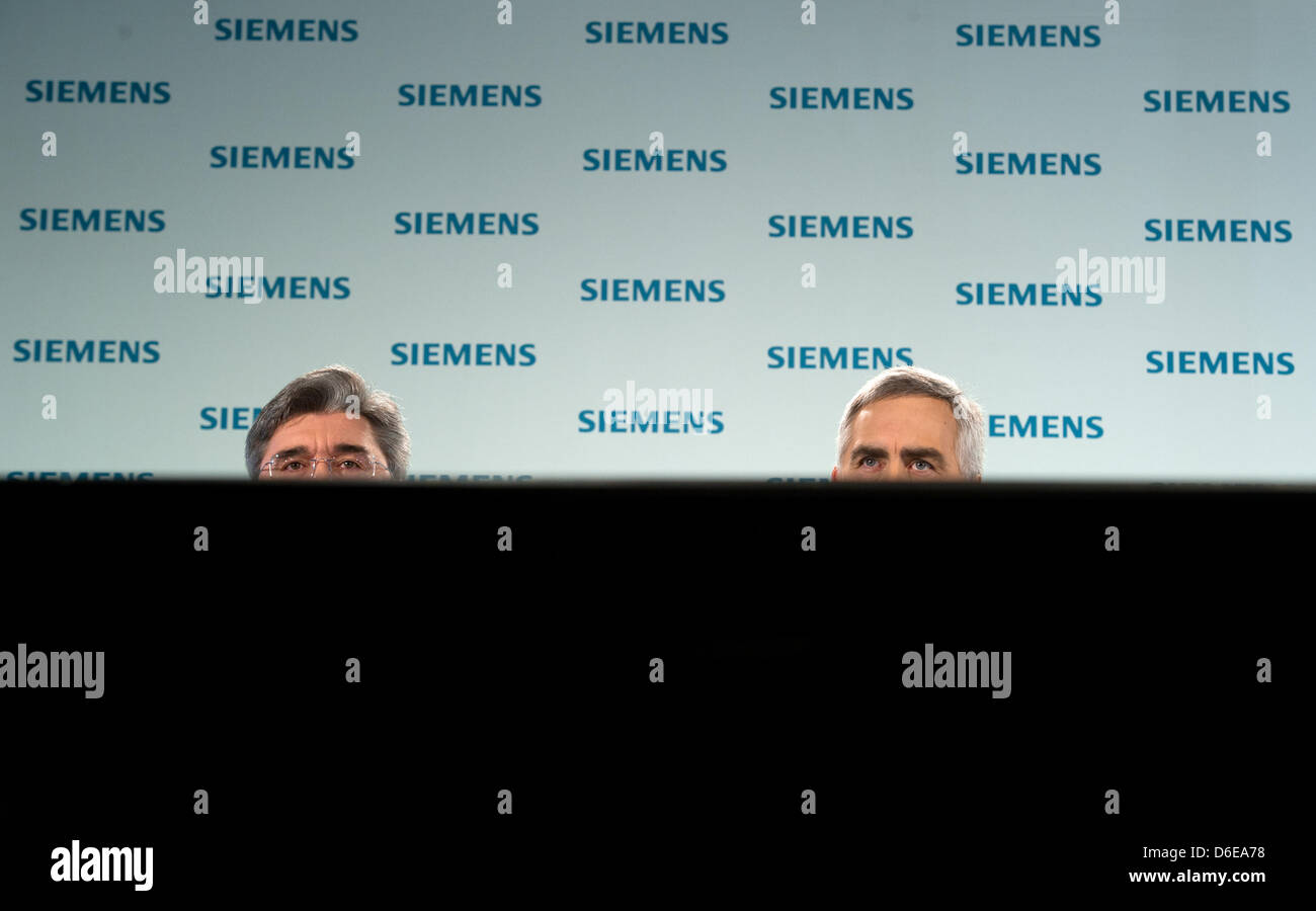 Siemens cief finance officer Joe Kaeser (L) and CEO Peter Loescher ...