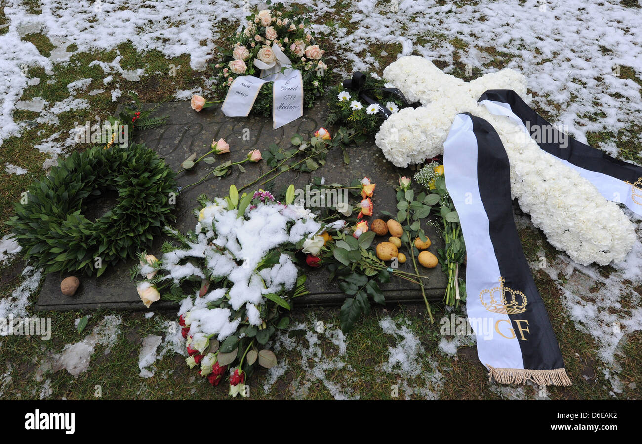 Flowers, wreaths and potatoes lie on the grave of Frederick the Great ...