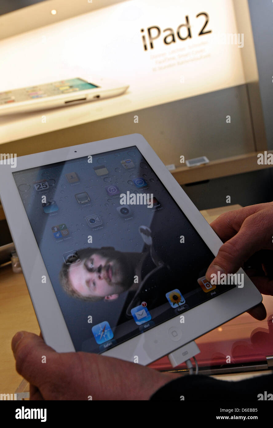 (dpa FILE) - An archive picture, dated 25 March 2011, shows a customers examining an iPad2 ...