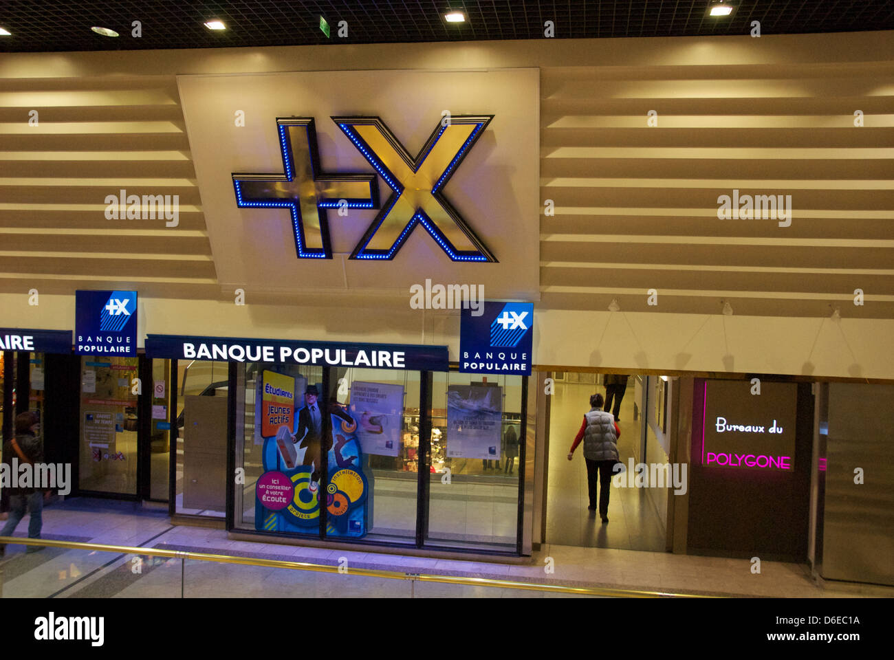 Bank storefront hi-res stock photography and images - Alamy