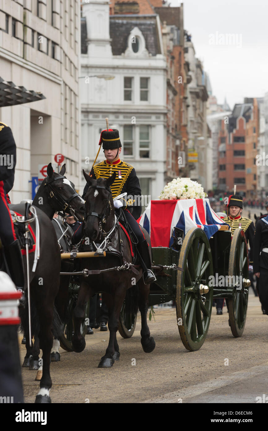 Coffin draped with union flag hi-res stock photography and images - Alamy