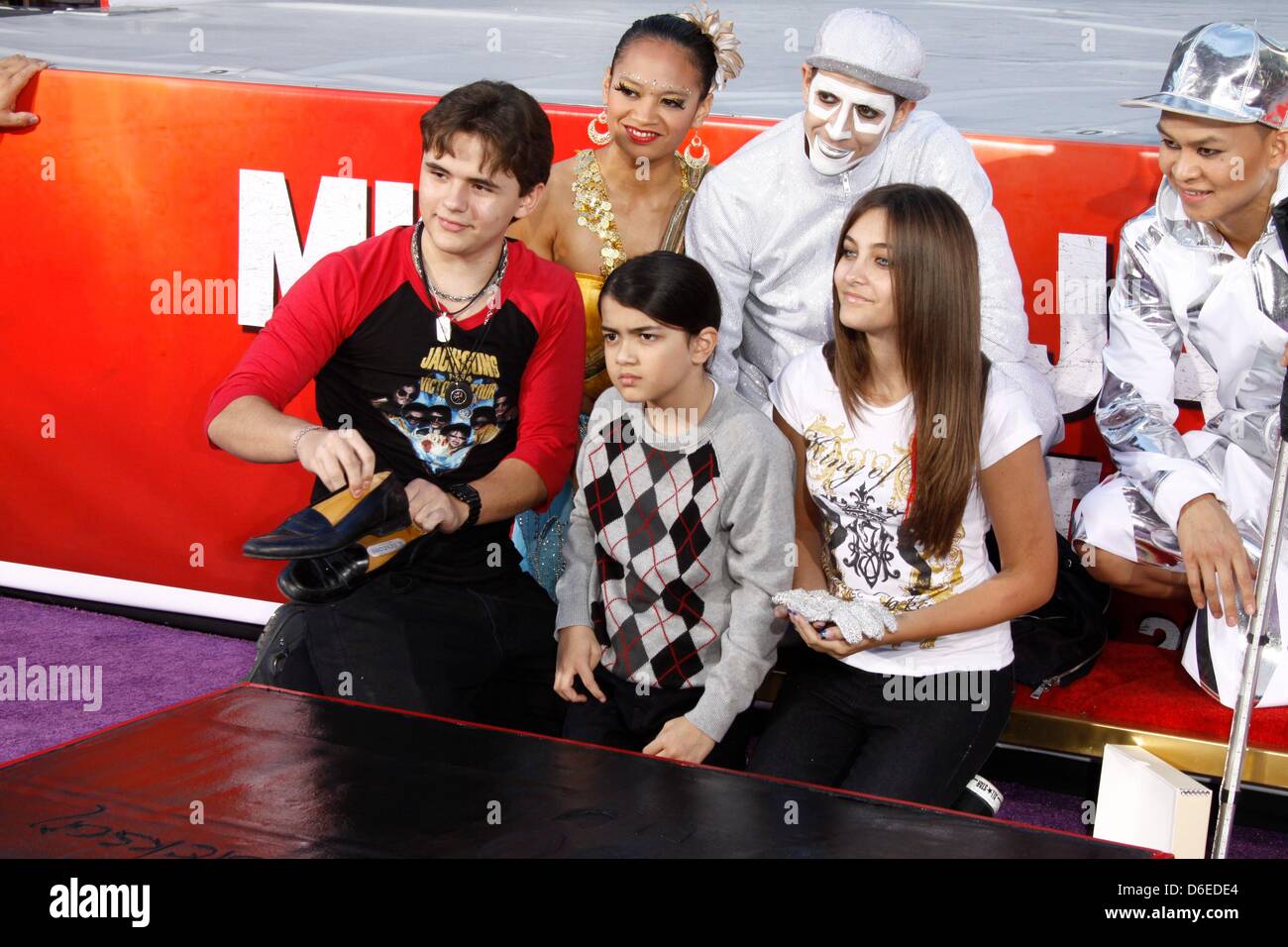 Singer Michael Jackson's children Prince (l-r), Paris and Blanket ...