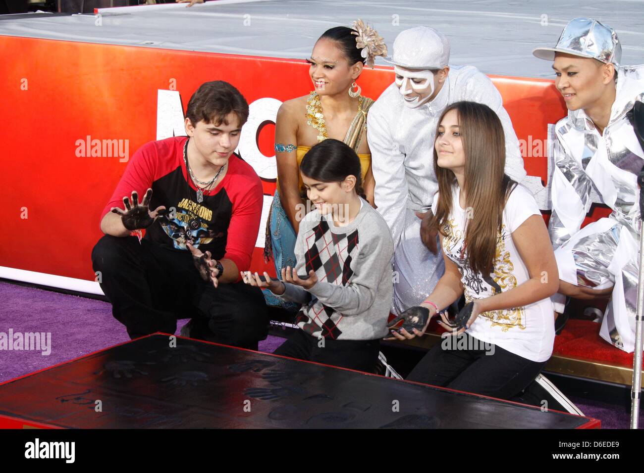 Singer Michael Jackson's children Prince (l-r), Paris and Blanket ...