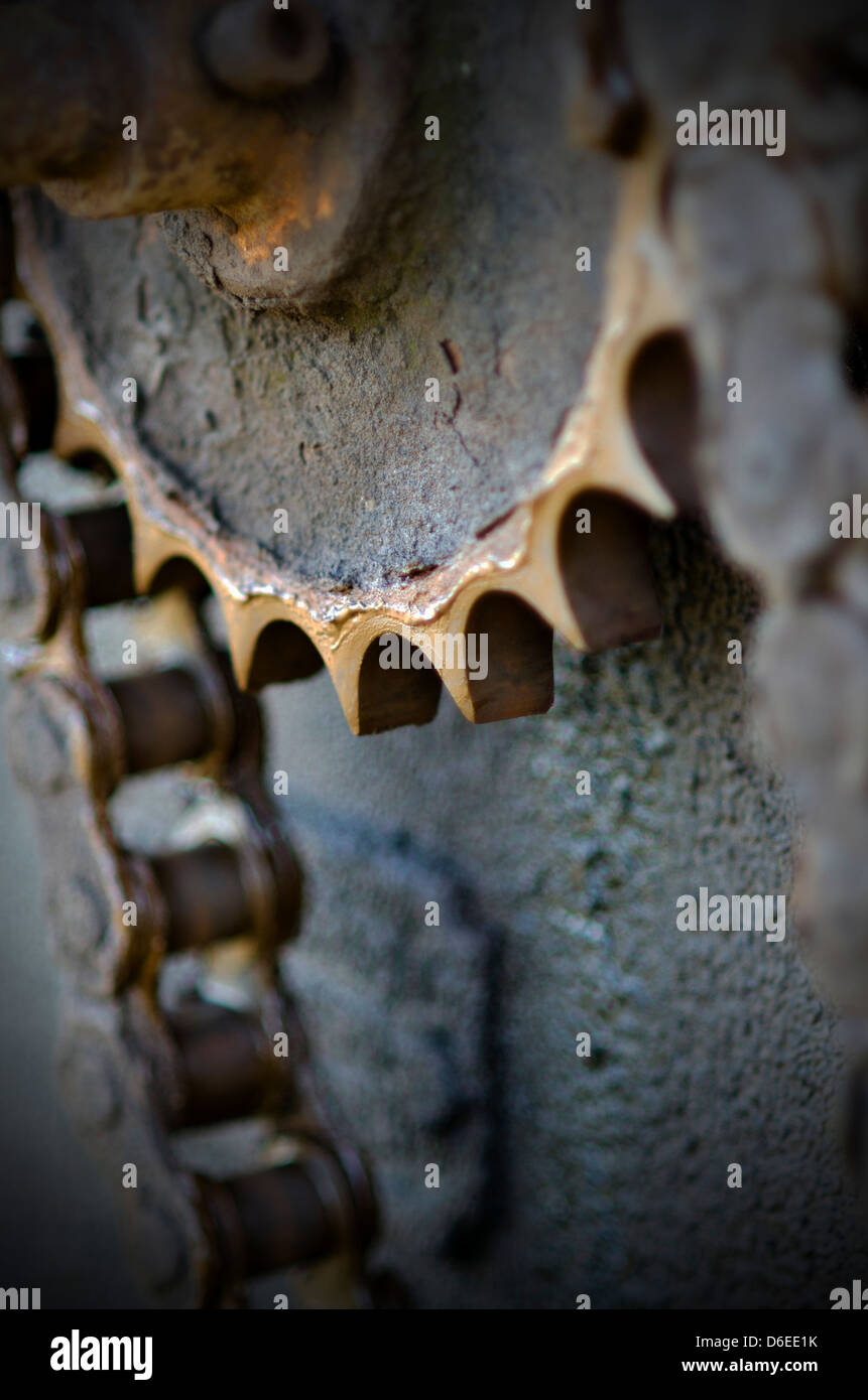 metal cog and drive chain Stock Photo - Alamy