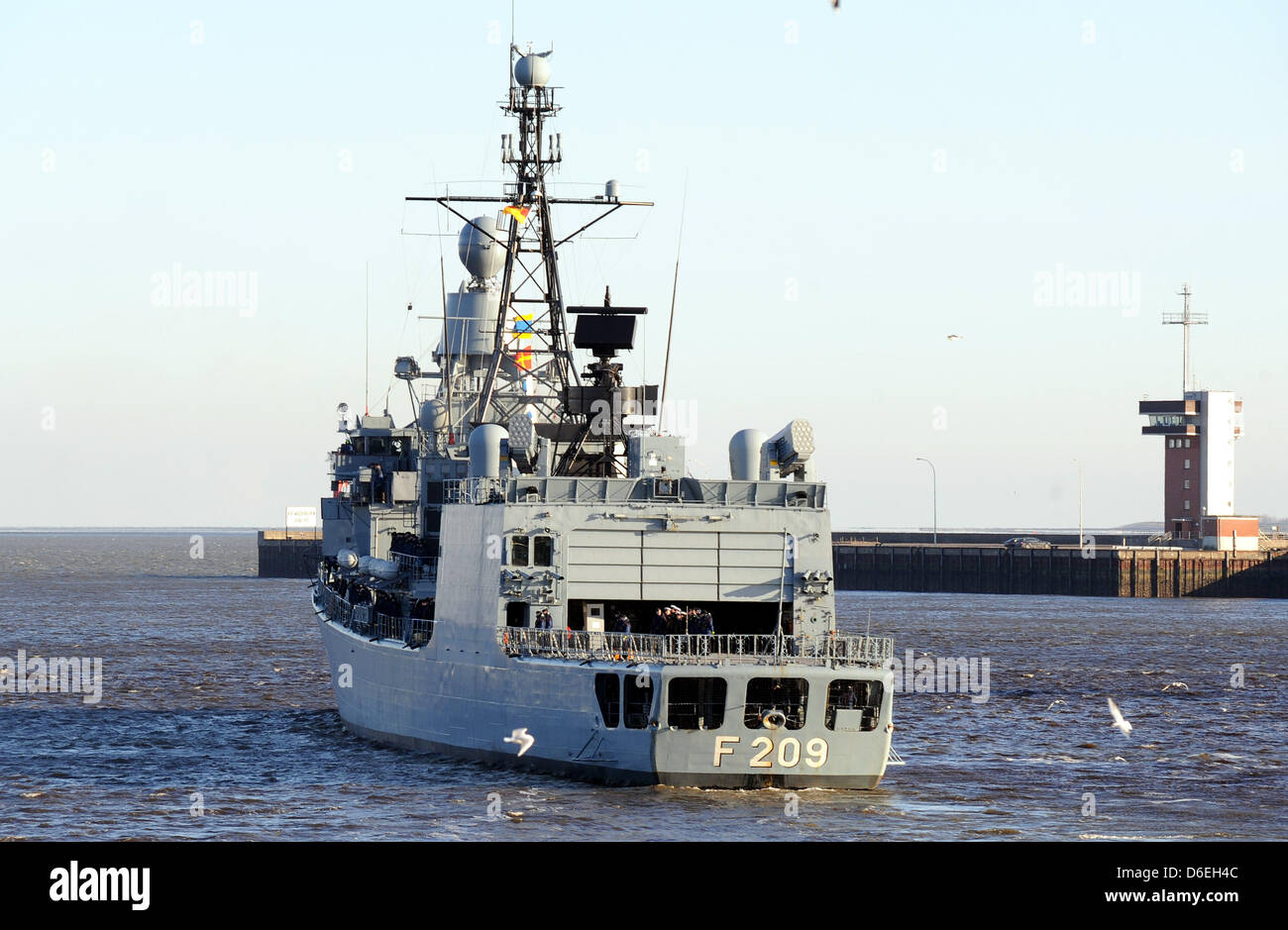 Tthe "Rheinland-Pfalz" sails out of the naval base in Wilhelmshaven ...