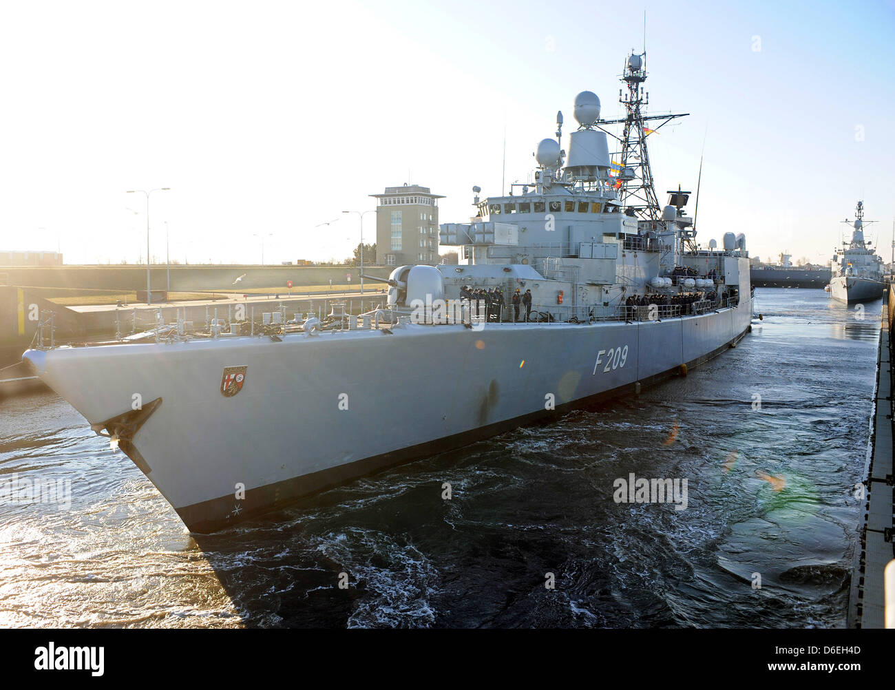 Tthe "Rheinland-Pfalz" sails out of the naval base in Wilhelmshaven ...