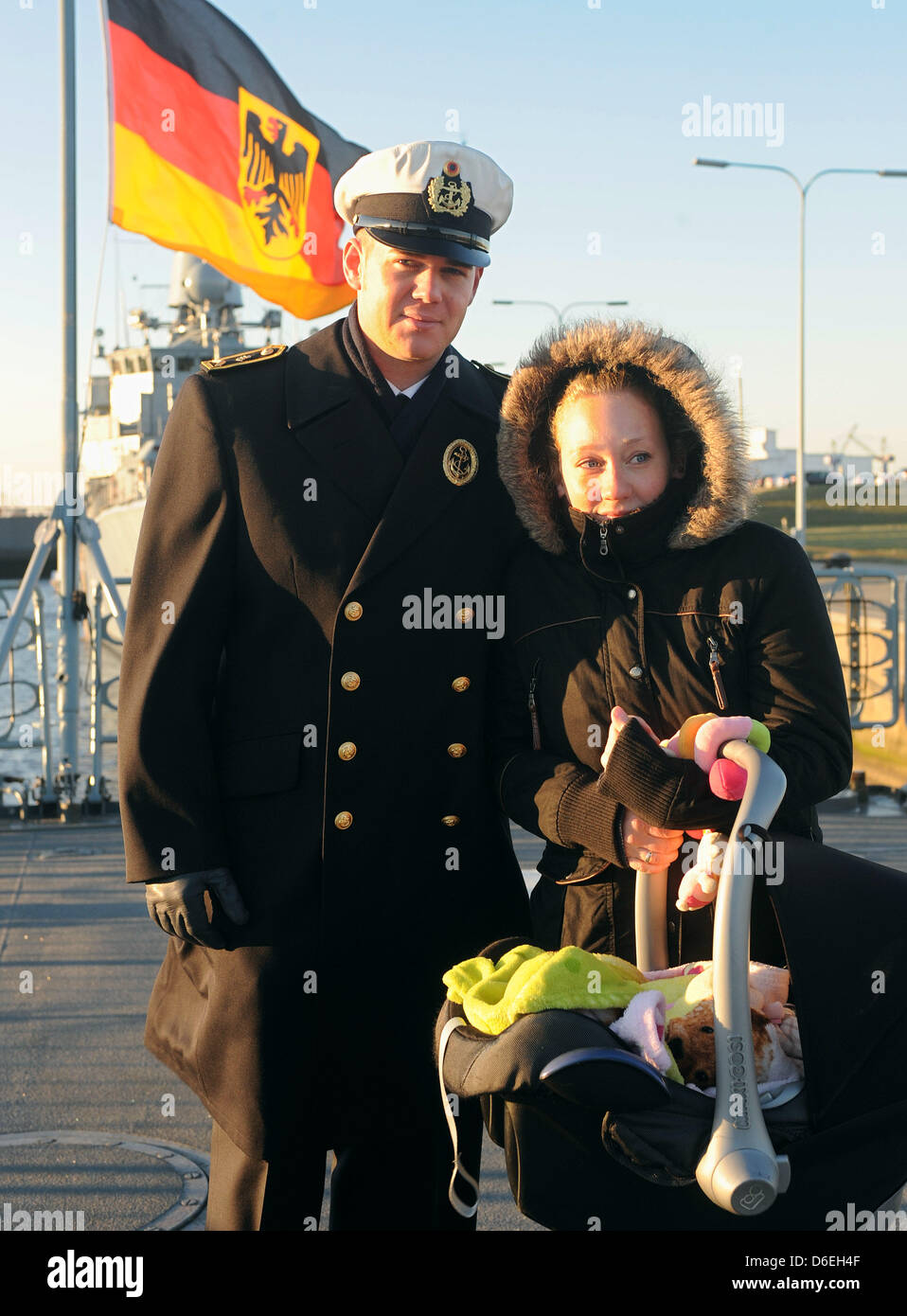 Johannes Scheff, petty officer first class, says goodbye to his partner ...