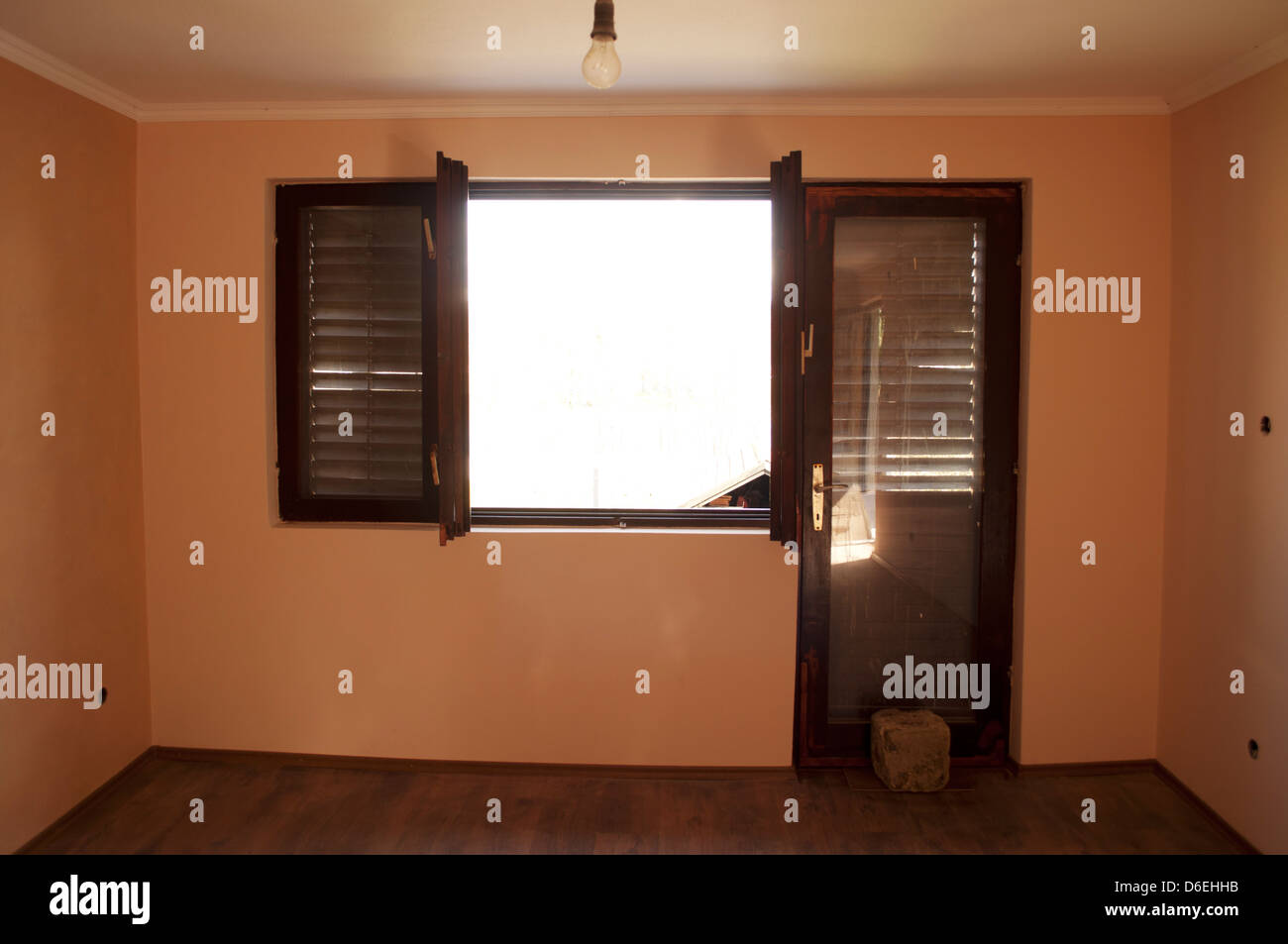 Empty room with open window hi-res stock photography and images - Alamy