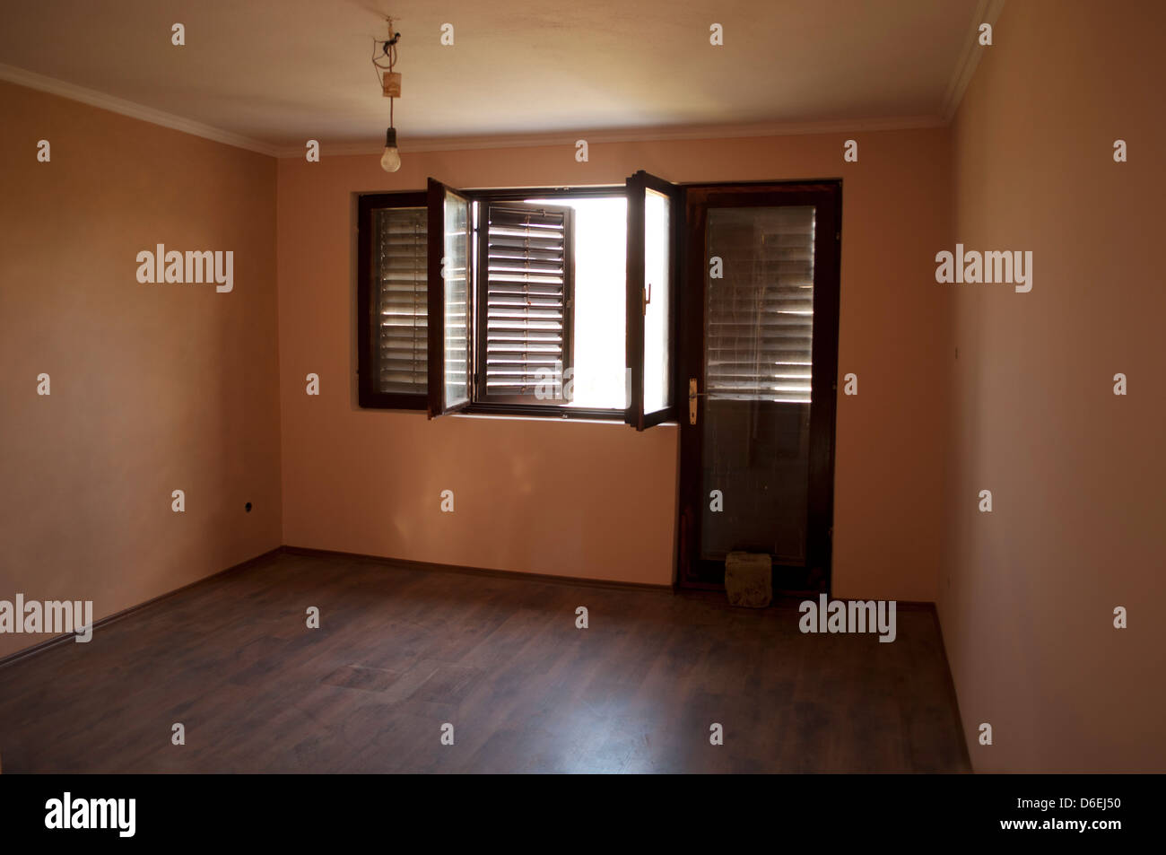 Empty room with window hi-res stock photography and images - Alamy
