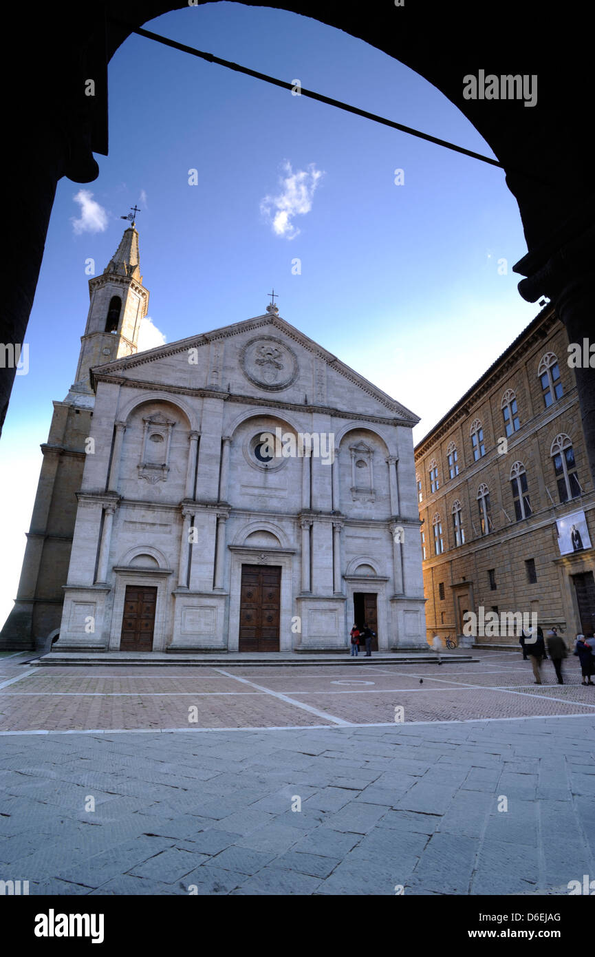 Cattedrale di pienza hi-res stock photography and images - Alamy