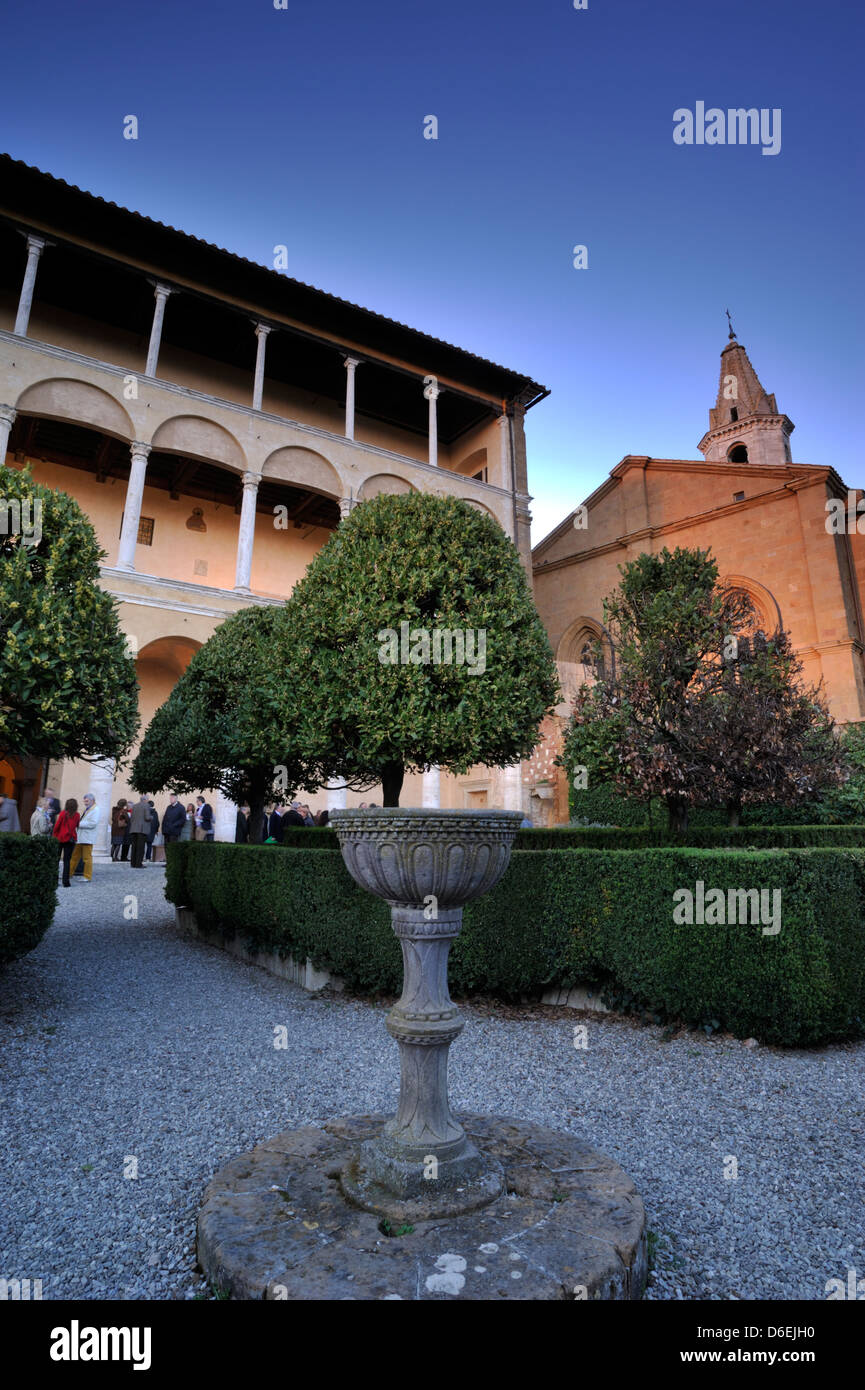 Italy, Tuscany, Pienza, Palazzo Piccolomini garden and cathedral Stock ...