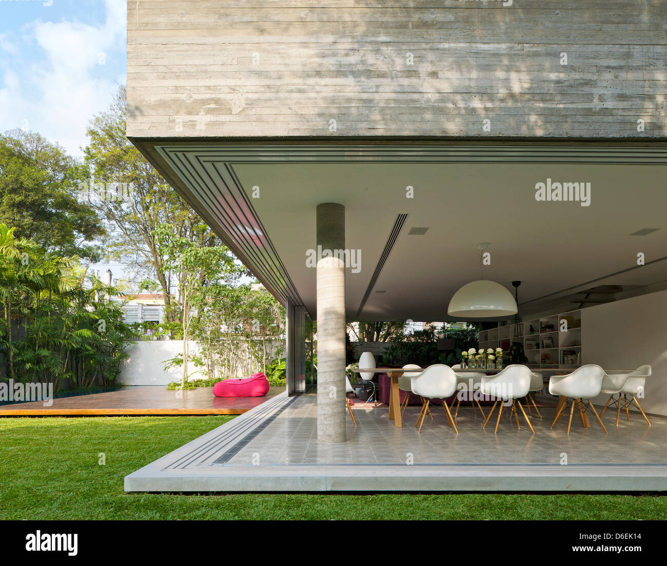 Casa Cubo, Sao Paulo, Brazil. Architect: Studio MK27- Marcio Kogan ...