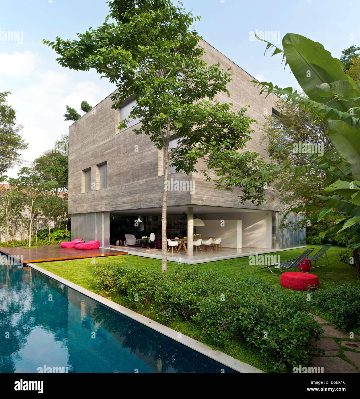 Casa Cubo, Sao Paulo, Brazil. Architect: Studio MK27- Marcio Kogan ...
