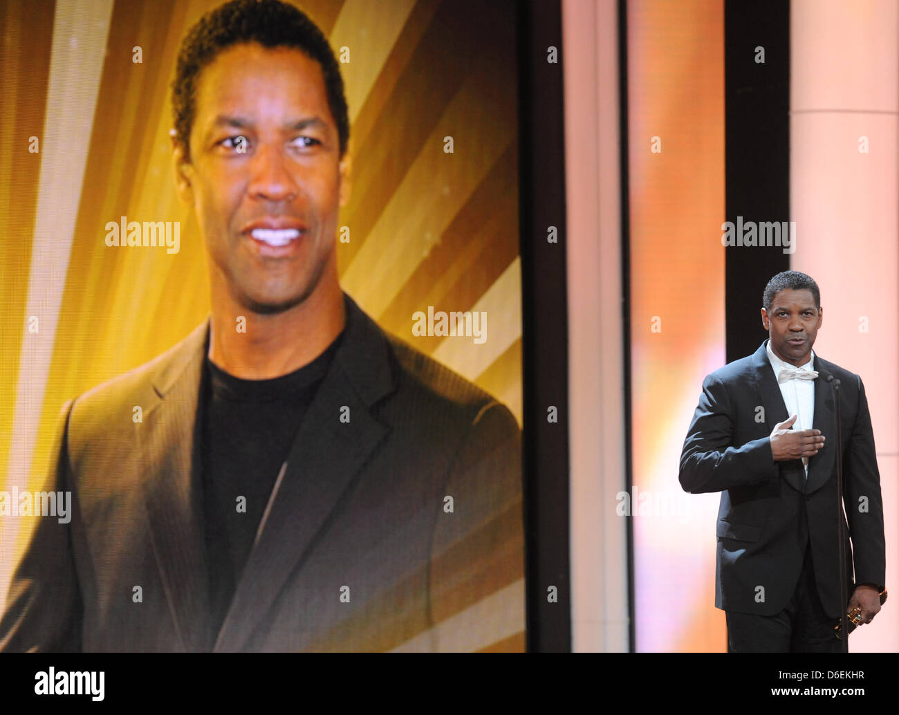US actor Denzel Washington holds his trophy for Category "Best ...
