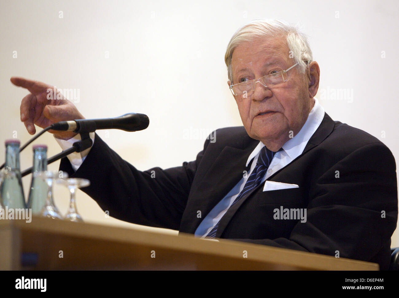 Former German Chancellor Helmut Schmidt (SPD) speaks at Humboldt ...