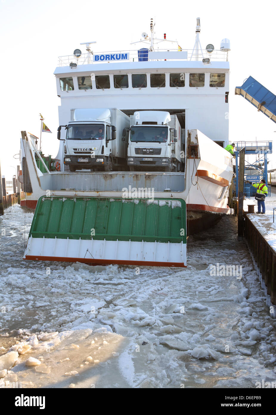 The ferry 'Ostfriesland' sails through pack ice and docks in the harbor ...