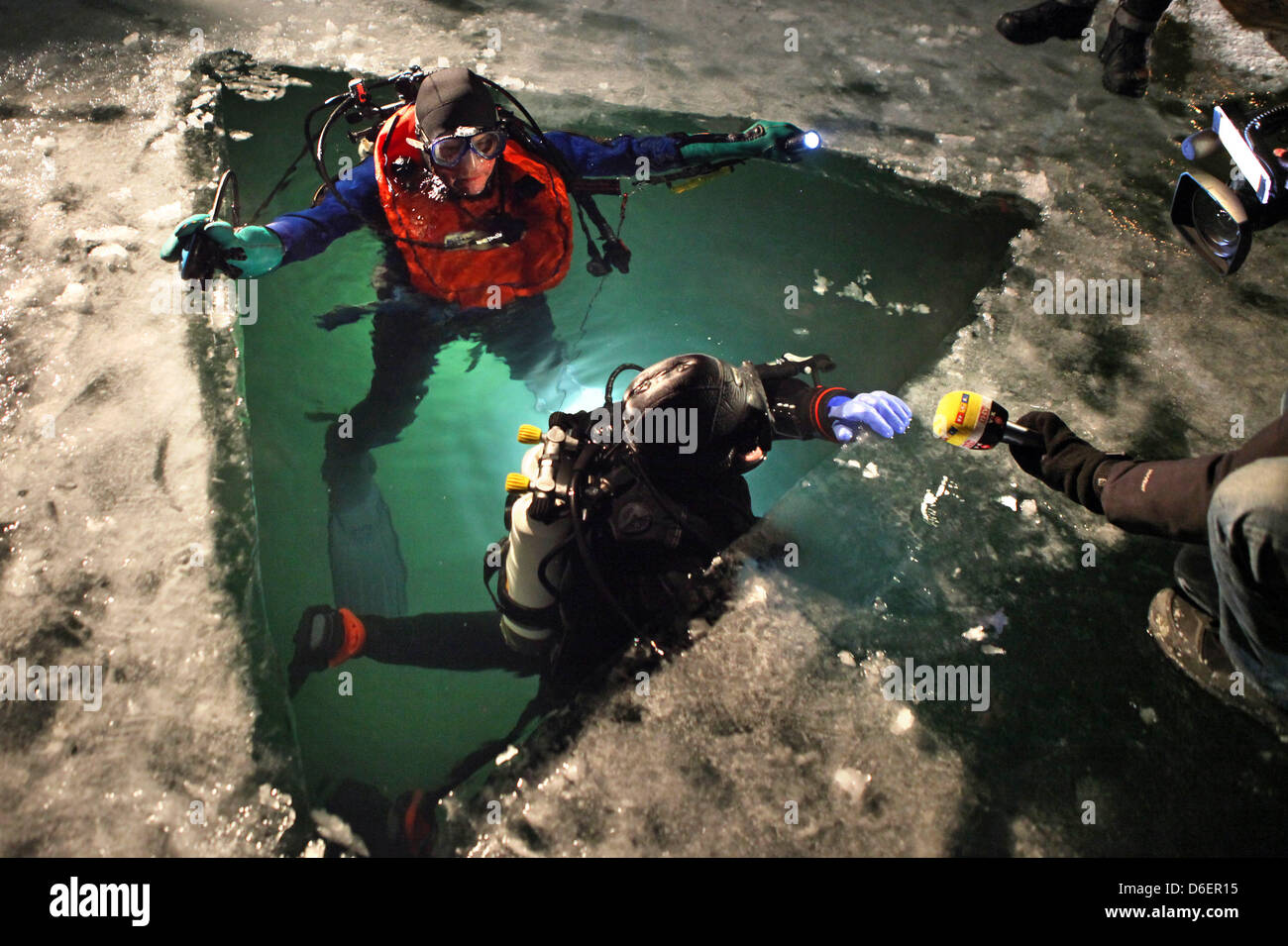 Two people dive in the frozen Kulkwitz Lake in Leipzig, Germany, 08 ...