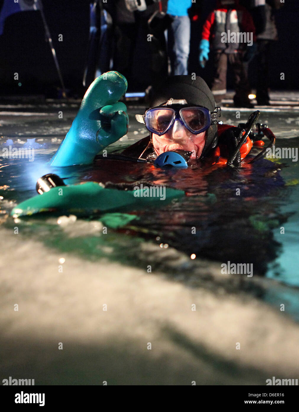 People dive in the frozen Kulkwitz Lake in Leipzig, Germany, 08 ...