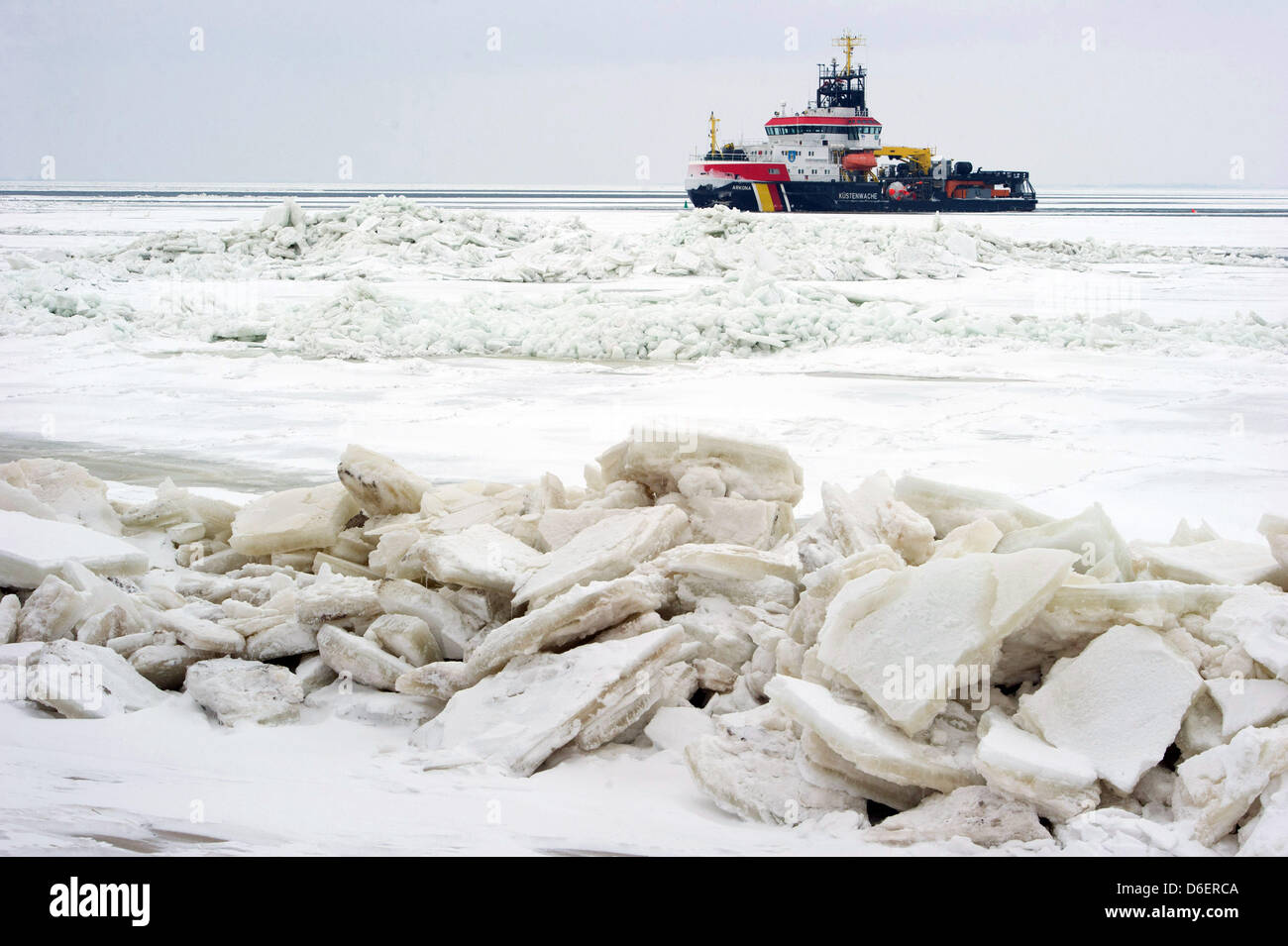 Icebreaker 'Arkona' clears the shipping lane of the Greifswald Bodden ...